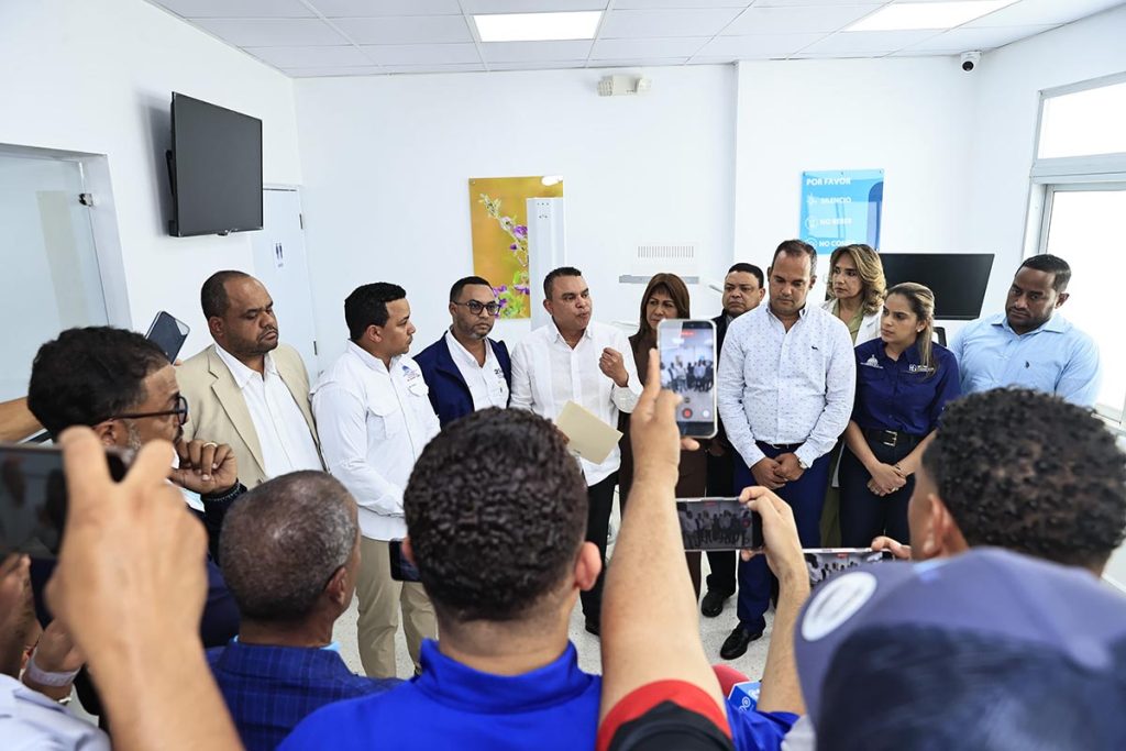 El Dr. Landrón supervisa hospitales de Maimón, Cevicos y Cotuí para ...
